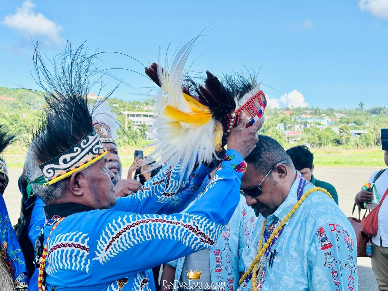 Rektor Universitas Papua, Dr. Hugo Warami, Disambut Meriah di Manokwari ...