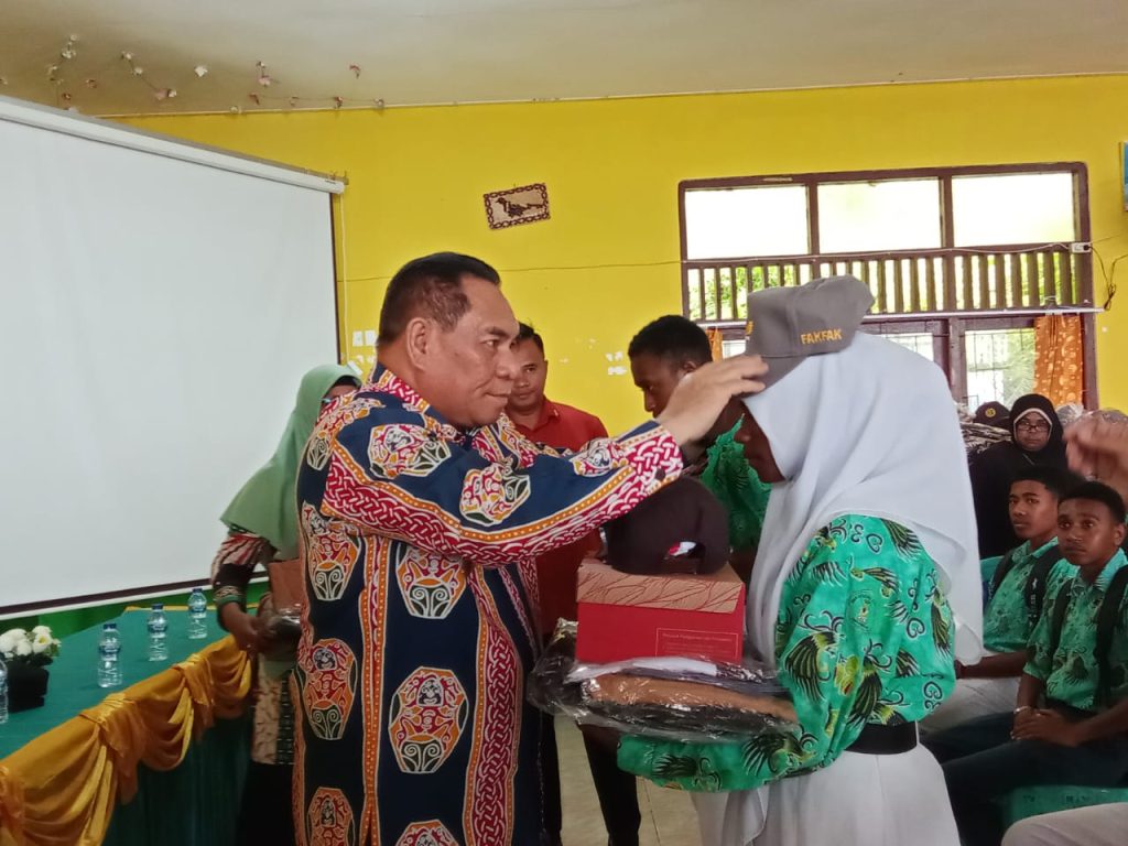 Bupati Fakfak Serahkan Seragam Sekolah Gratis dan Bebaskan SPP ...